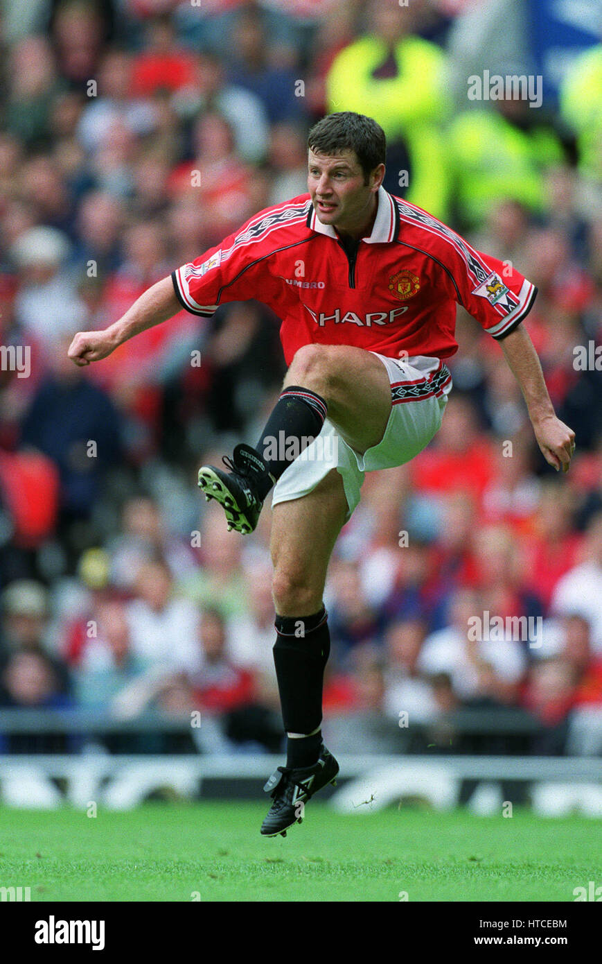 DENIS IRWIN MANCHESTER UNITED FC 14 August 1999 Stock Photo - Alamy