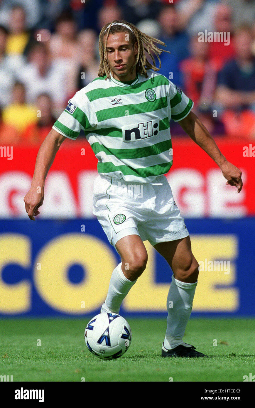 HENRIK LARSSON GLASGOW CELTIC FC 15 August 1999 Stock Photo - Alamy