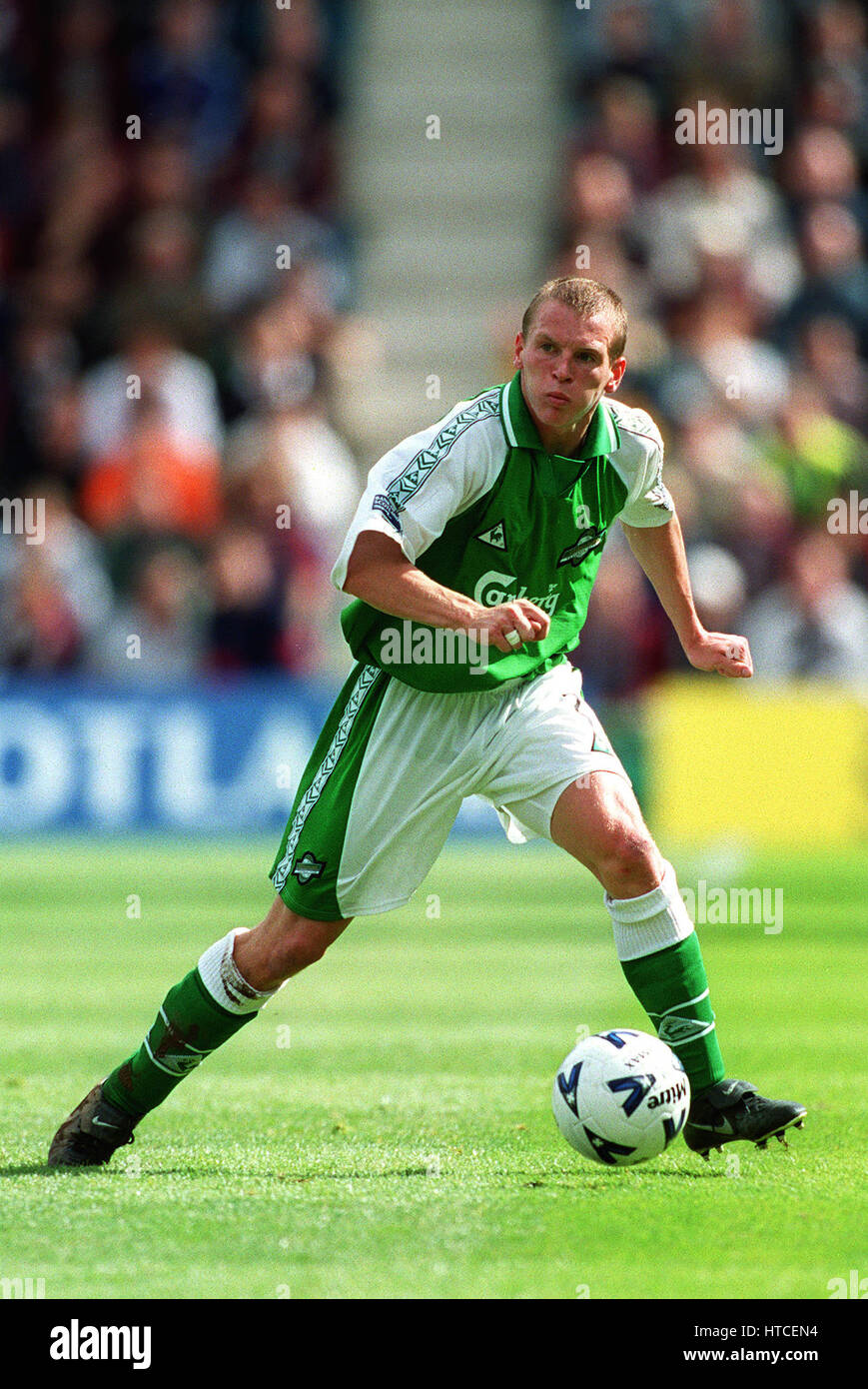 PAUL LOVERING HIBERNIAN FC 14 August 1999 Stock Photo - Alamy