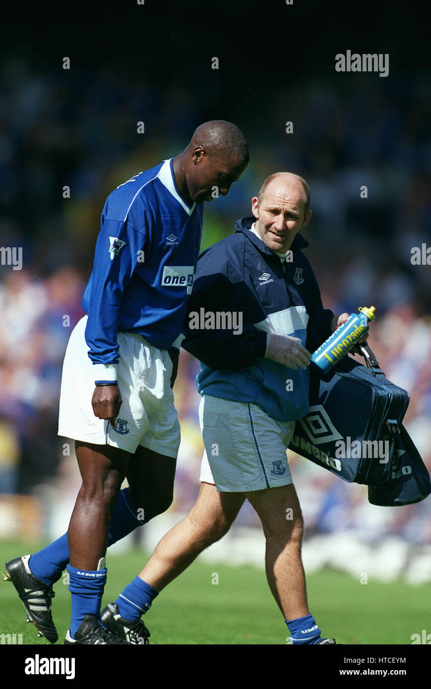 STEVE HARDWICK. EVERTON FC PHYSIOTHERAPIST 21 August 1999 Stock Photo ...