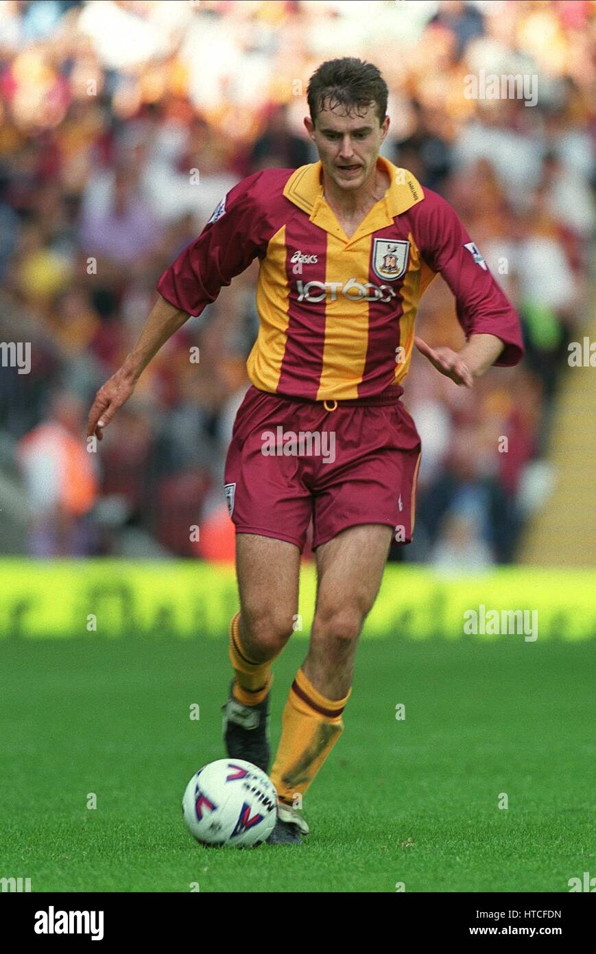 DAVID WETHERALL BRADFORD CITY FC 27 August 1999 Stock Photo - Alamy