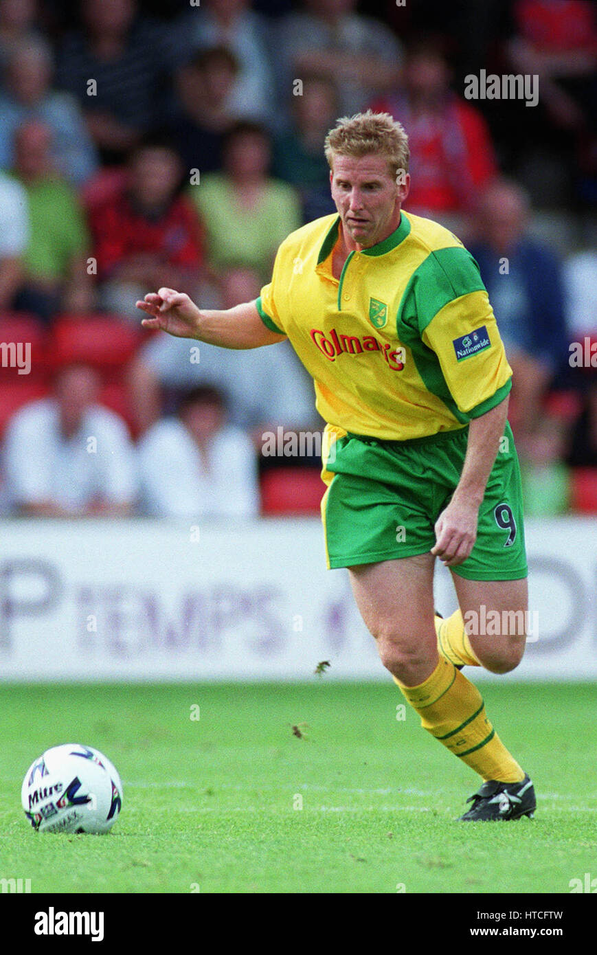 IWAN ROBERTS NORWICH CITY FC 28 August 1999 Stock Photo - Alamy