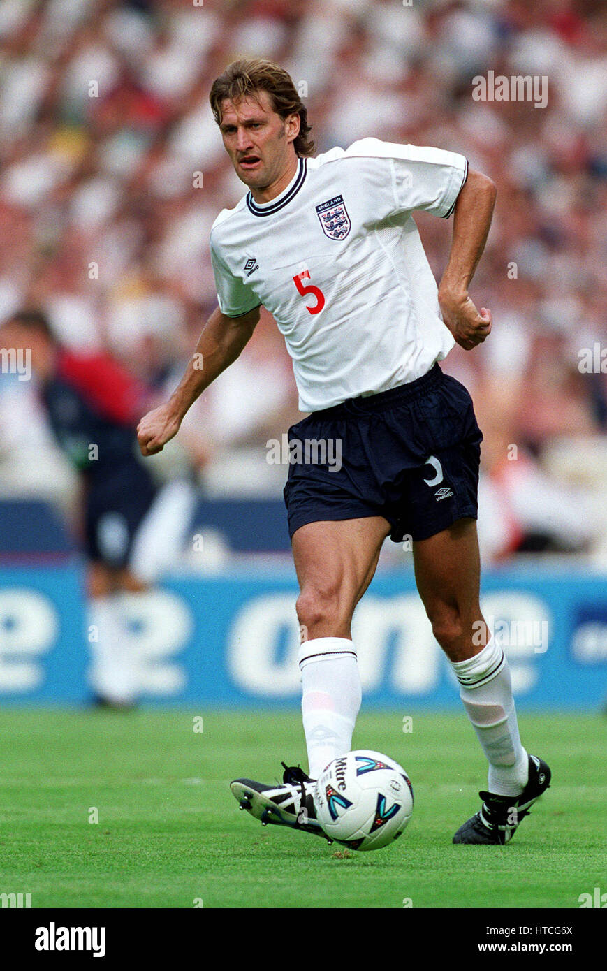 TONY ADAMS ENGLAND & ARSENAL FC 04 September 1999 Stock Photo - Alamy