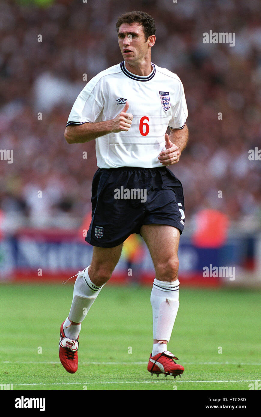 MARTIN KEOWN ENGLAND & ARSENAL FC 04 September 1999 Stock Photo - Alamy