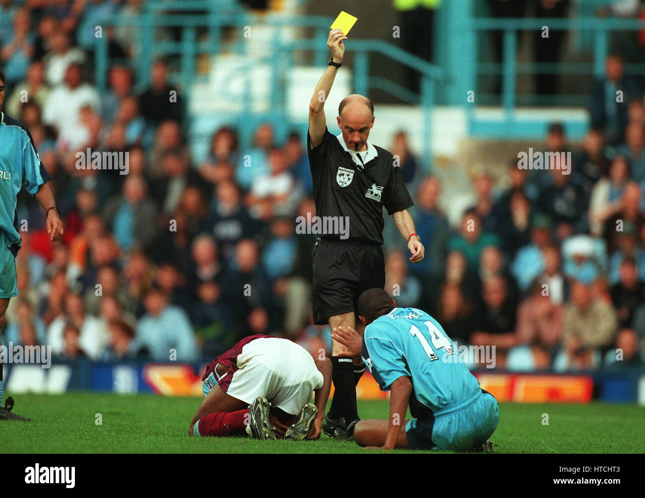 DAVID ELLERAY PREMIER LEAGUE REFEREE 25 September 1999 Stock Photo - Alamy