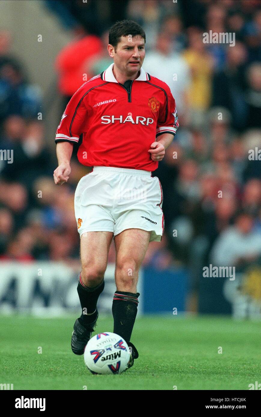 DENIS IRWIN MANCHESTER UNITED FC 03 October 1999 Stock Photo - Alamy