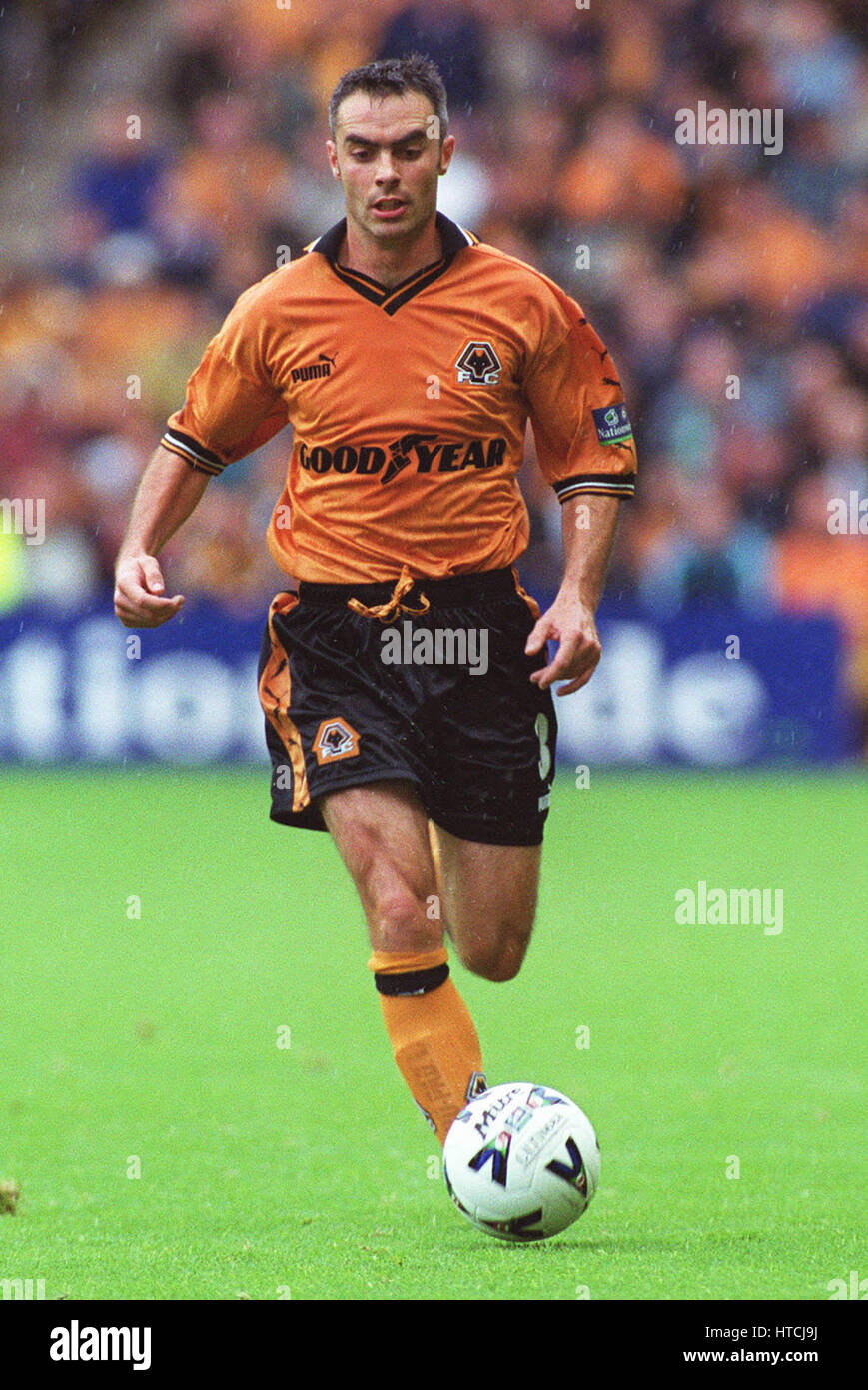 DARREN BAZELEY WOLVERHAMPTON WANDERERS FC 04 October 1999 Stock Photo ...