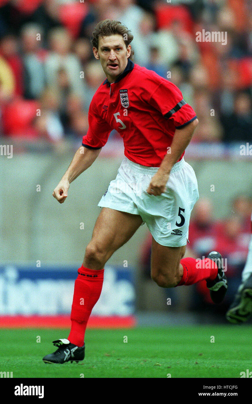 TONY ADAMS ENGLAND & ARSENAL FC 10 October 1999 Stock Photo - Alamy
