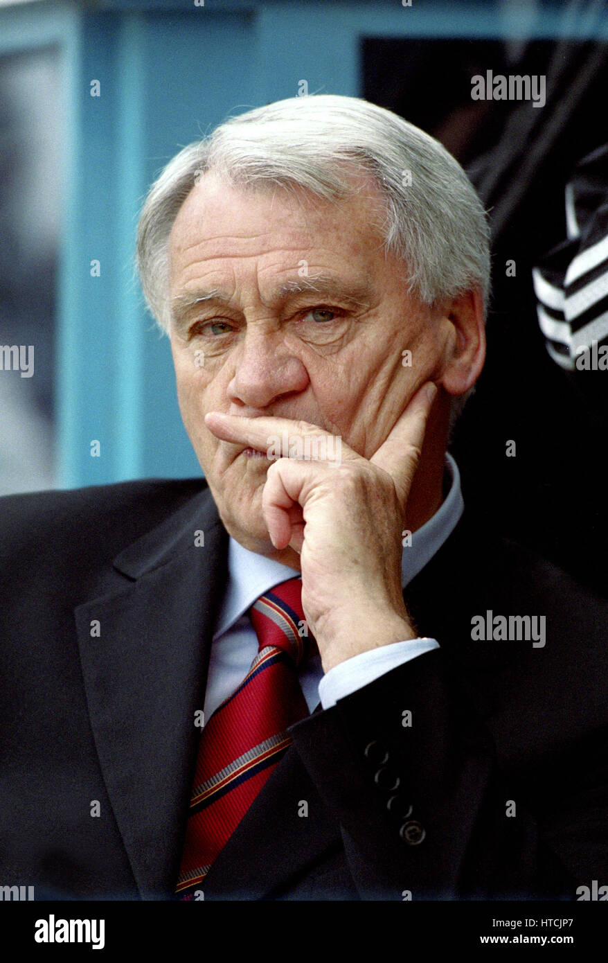 BOBBY ROBSON NEWCASTLE UNITED MANAGER 16 October 1999 Stock Photo - Alamy