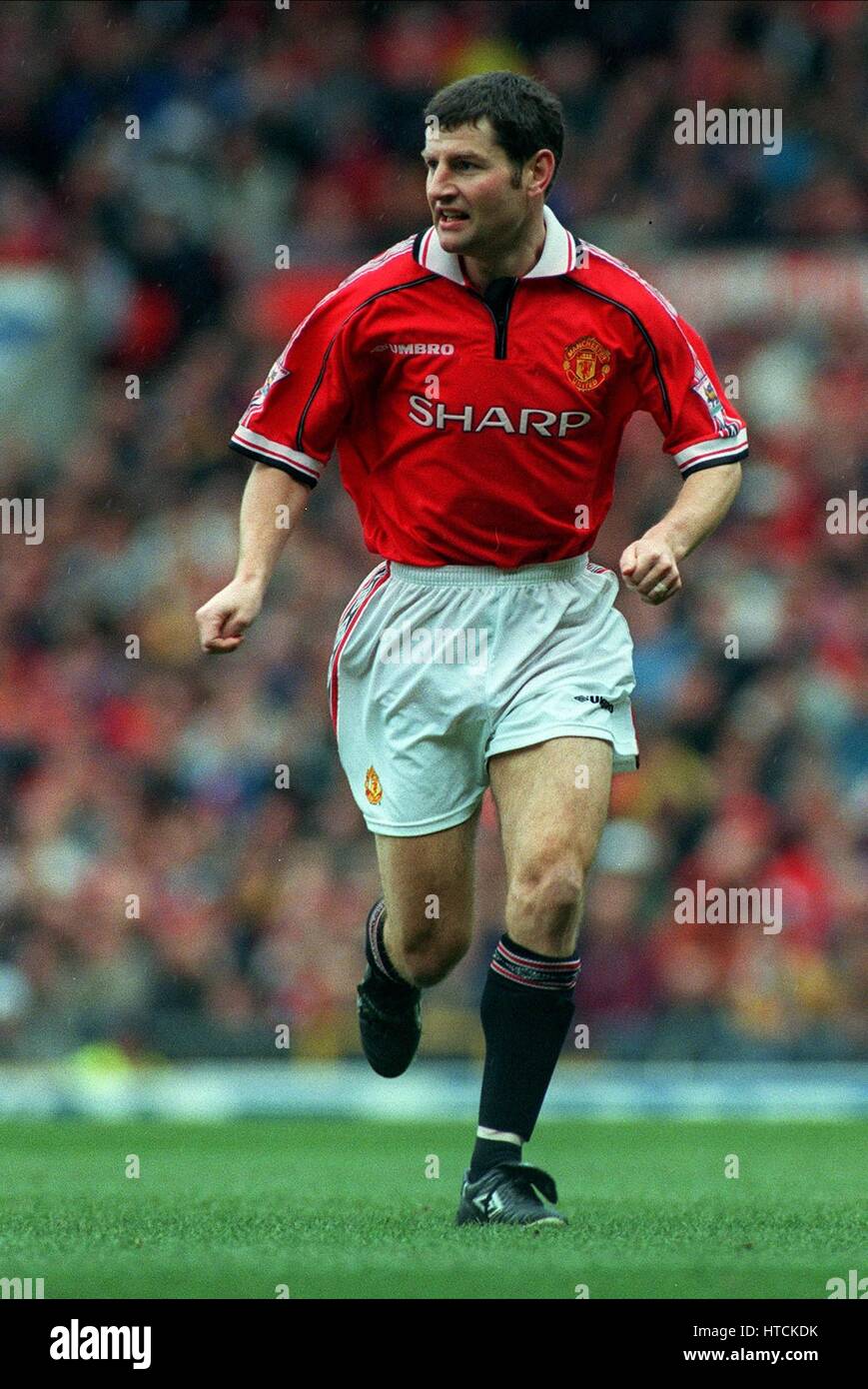 DENIS IRWIN MANCHESTER UNITED FC 30 October 1999 Stock Photo - Alamy