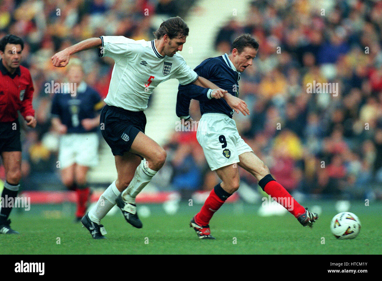 TONY ADAMS & KEVIN GALLACHER SCOTLAND V ENGLAND 13 November 1999 Stock ...