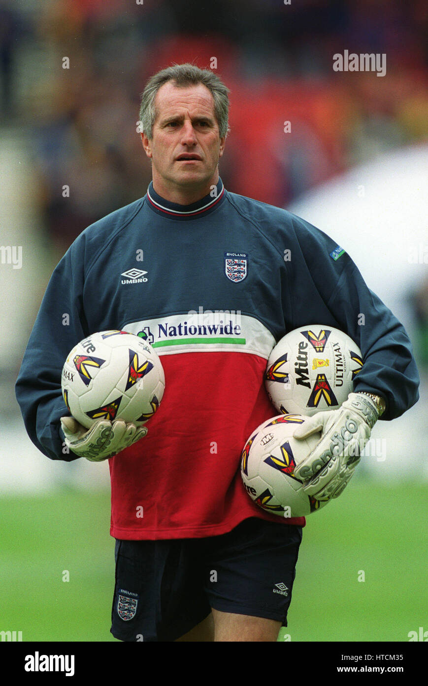 RAY CLEMENCE ENGLAND GOALKEEPING COACH 13 November 1999 Stock Photo - Alamy