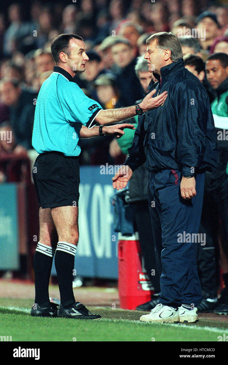 JIM JEFFERIES & REFEREE HEARTS V CELTIC 20 November 1999 Stock Photo ...