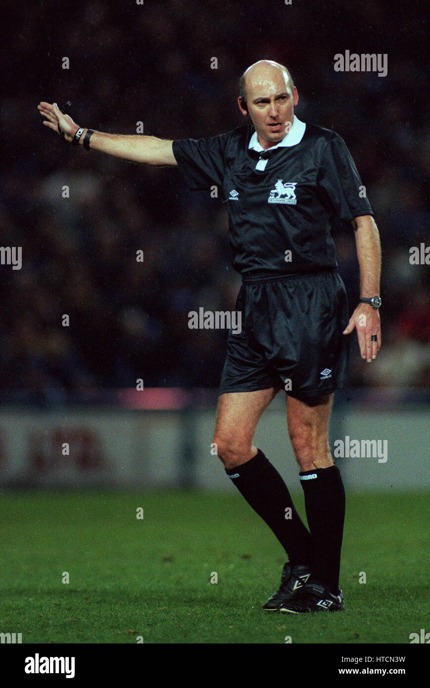 B.KNIGHT PREMIER LEAGUE REFEREE 26 December 1999 Stock Photo - Alamy