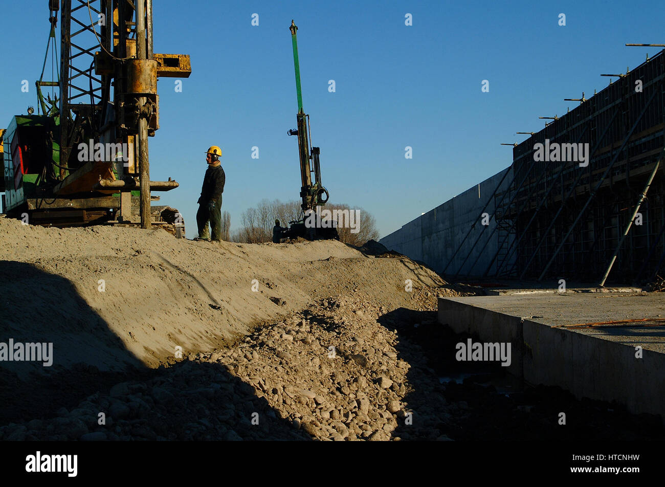 workers at work on site with caterpillar construction equipment Stock ...