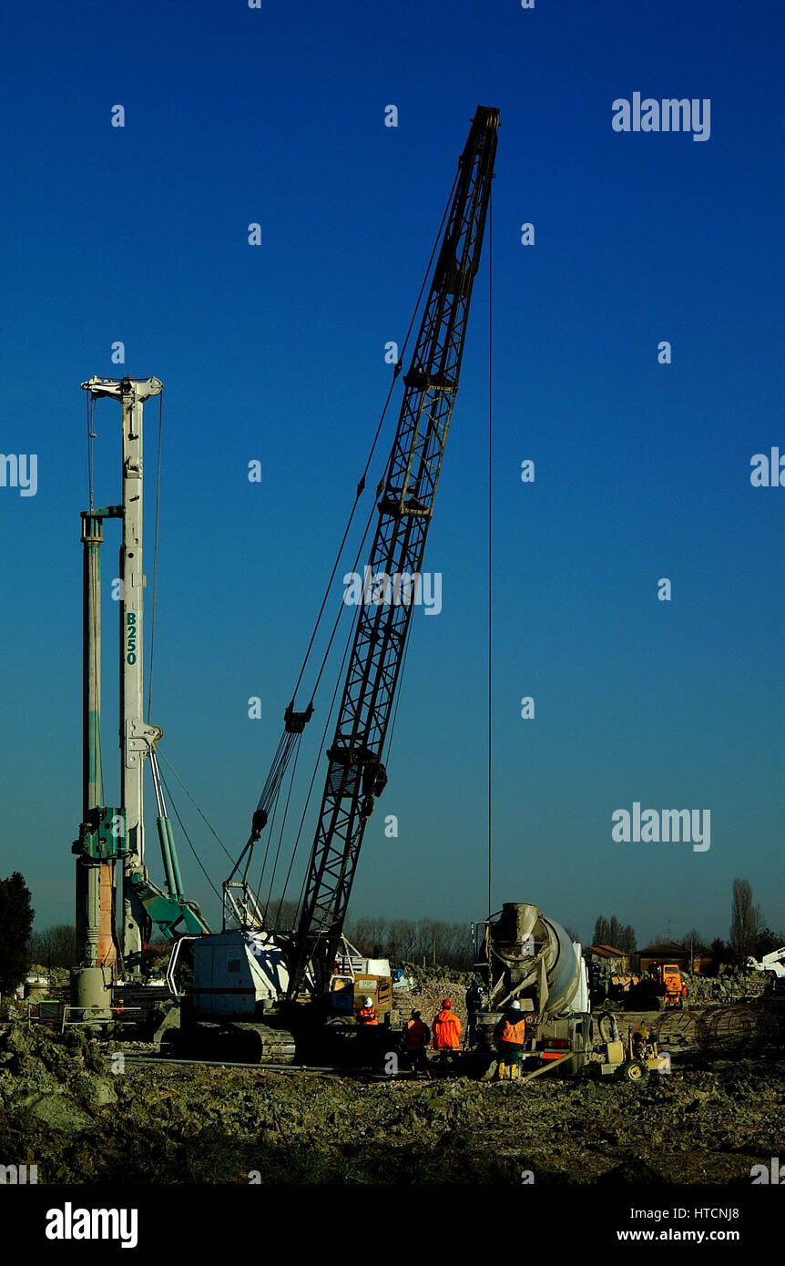 workers at work on site with caterpillar construction equipment Stock ...