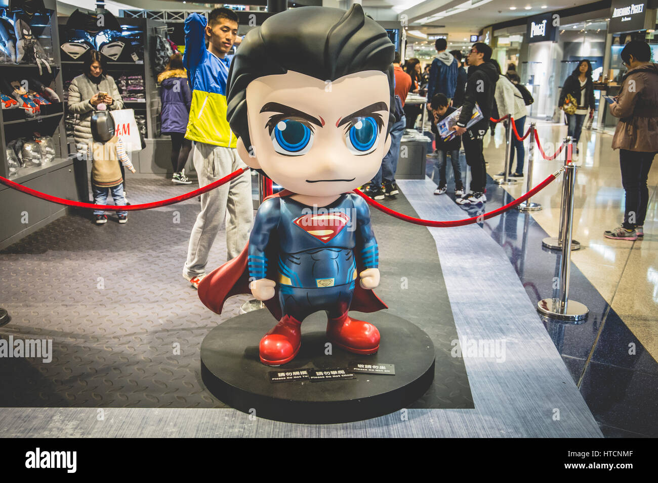 Superman Statue in Hong Kong for Batman v Superman: Dawn of Justice ...