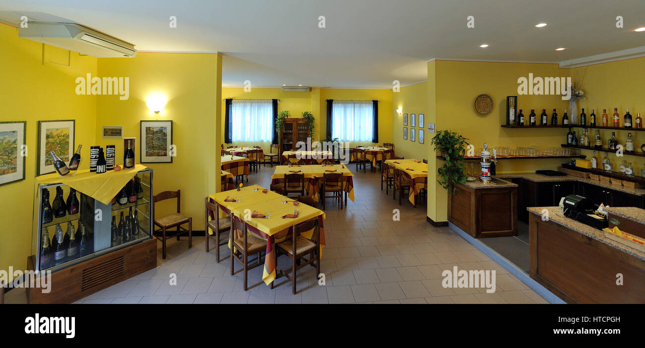 Empty dinner tables hi-res stock photography and images - Alamy