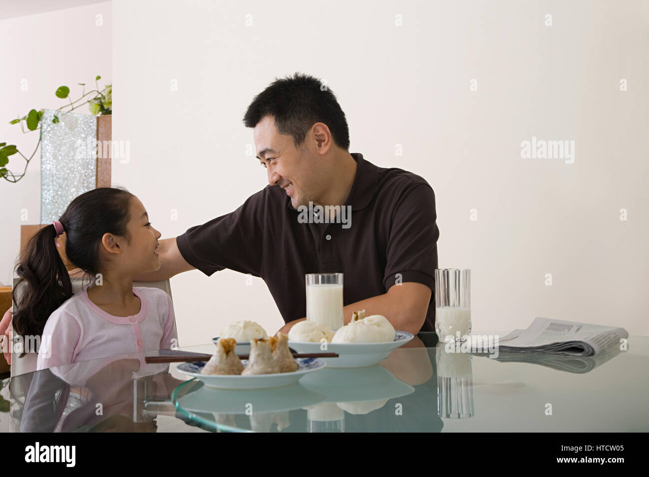 Family sat dining table hi-res stock photography and images - Alamy