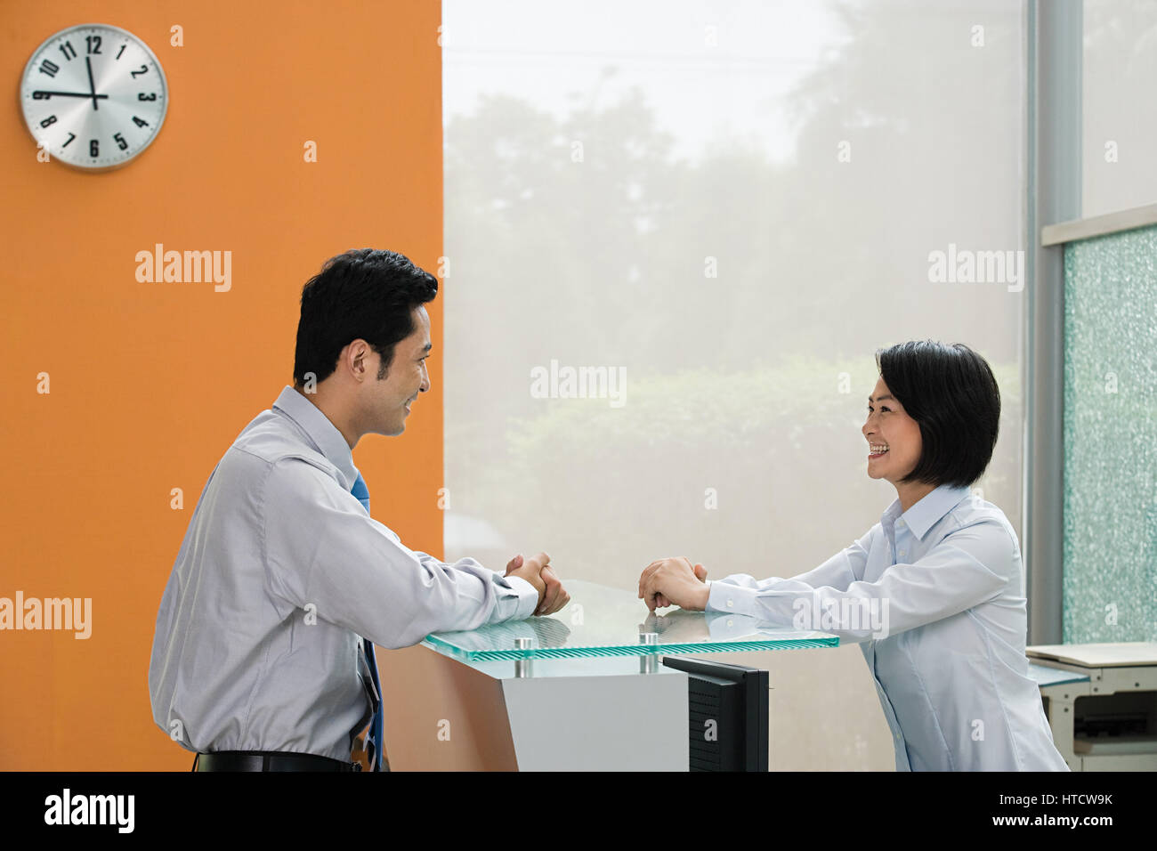 Two Chinese office colleagues Stock Photo - Alamy
