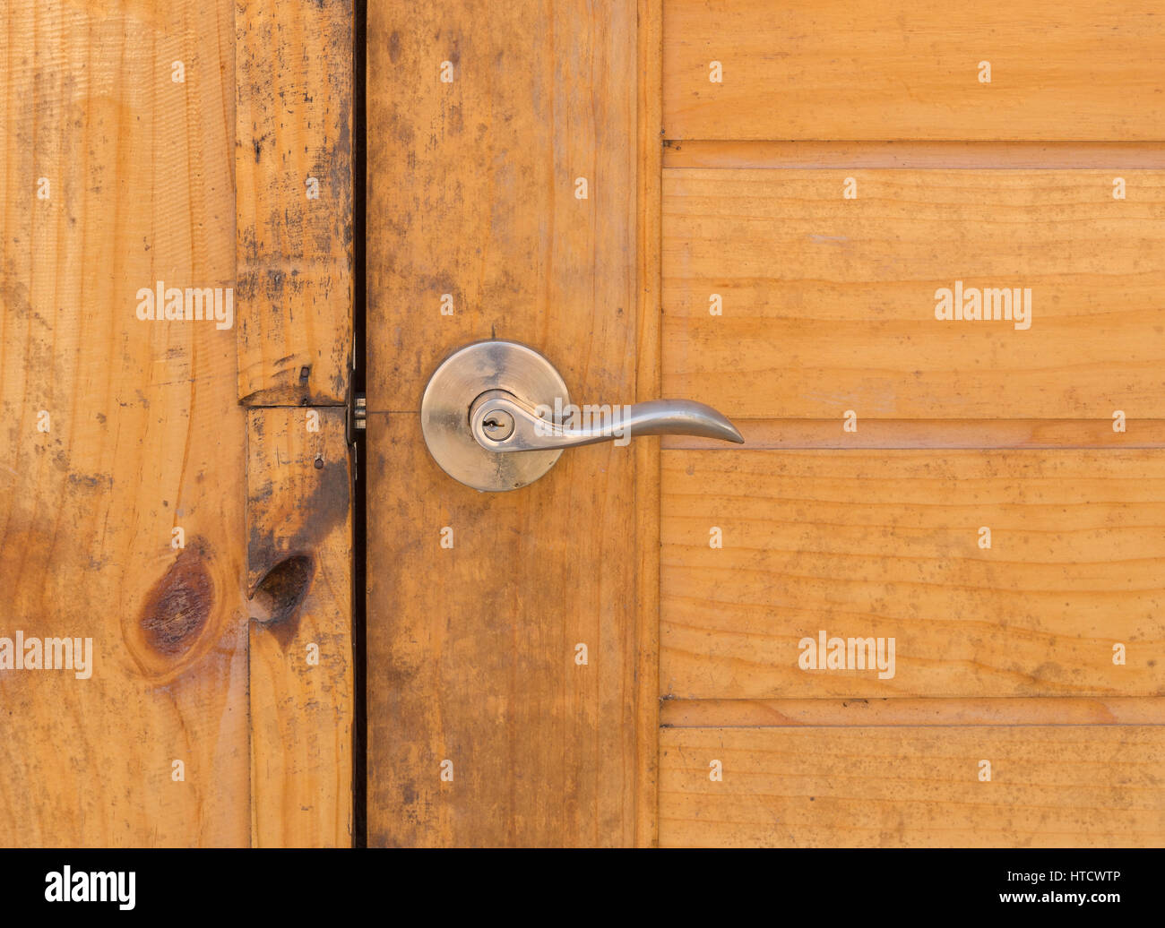 close up handle of wood door Stock Photo - Alamy