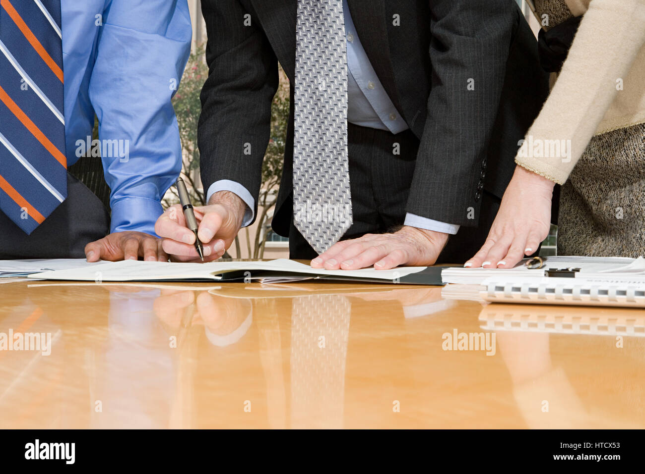 Businesspeople signing contract Stock Photo - Alamy