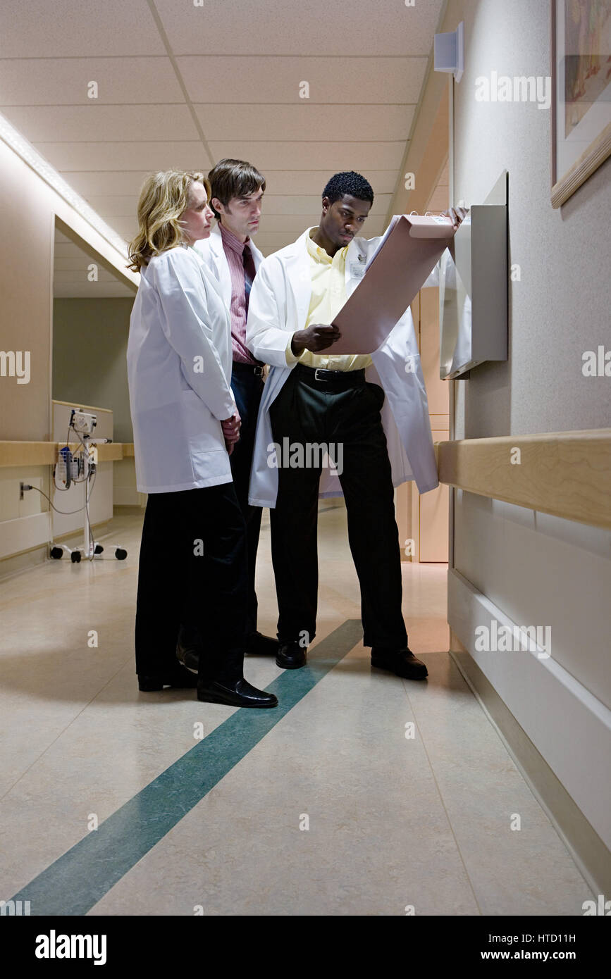 Doctor reading notes colleague hi-res stock photography and images - Alamy