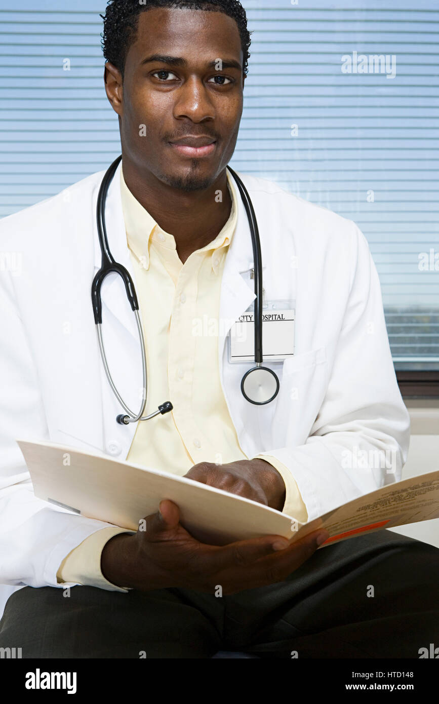 Portrait doctor holding file hi-res stock photography and images - Alamy