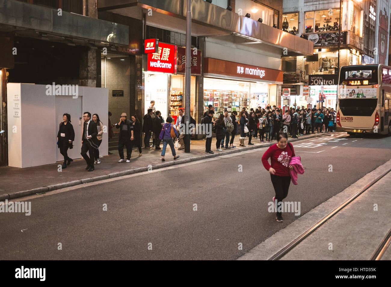 Crowded Hong Kong Central Street after work Stock Photo - Alamy