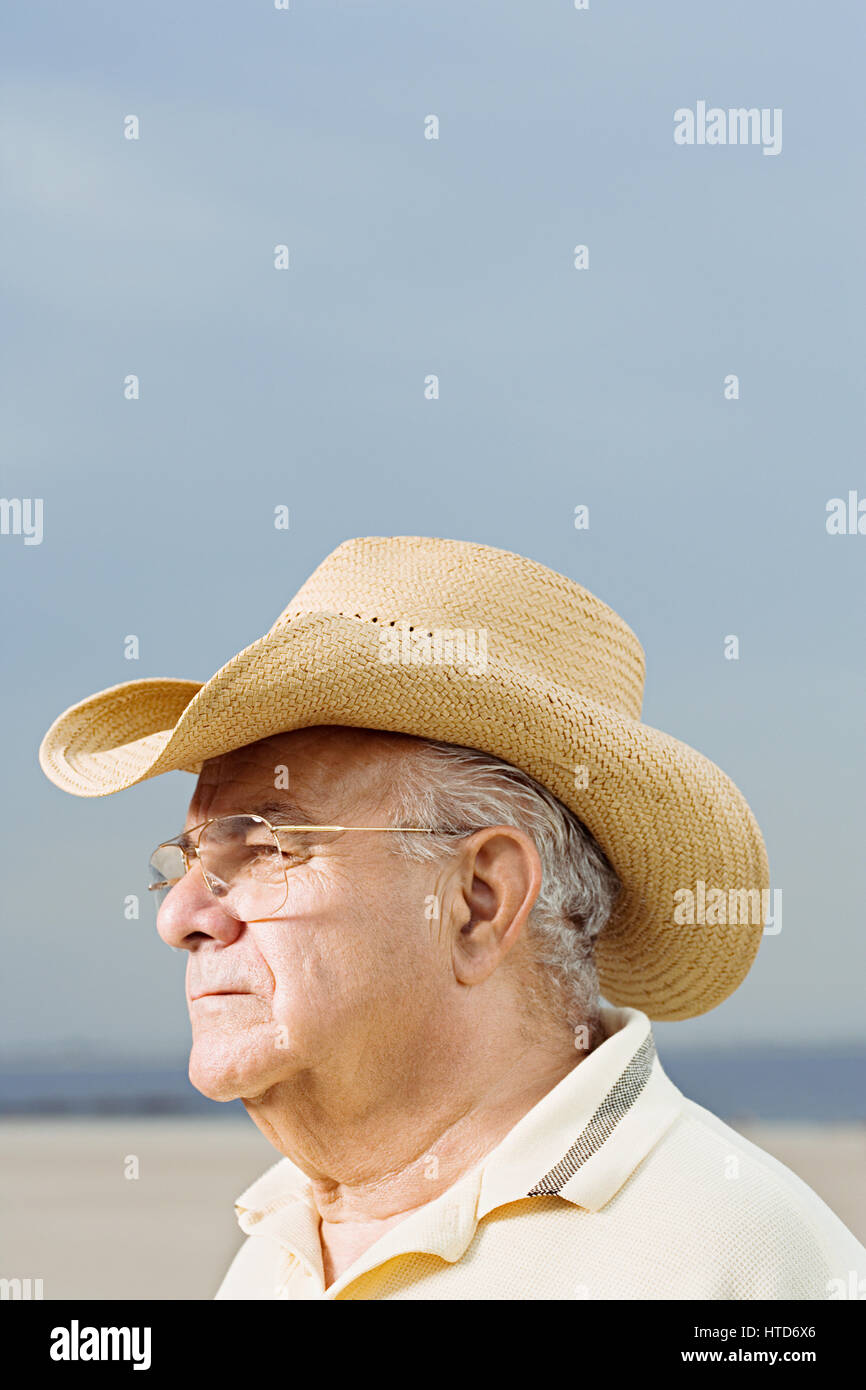 Man wearing straw cowboy hat hi-res stock photography and images - Alamy