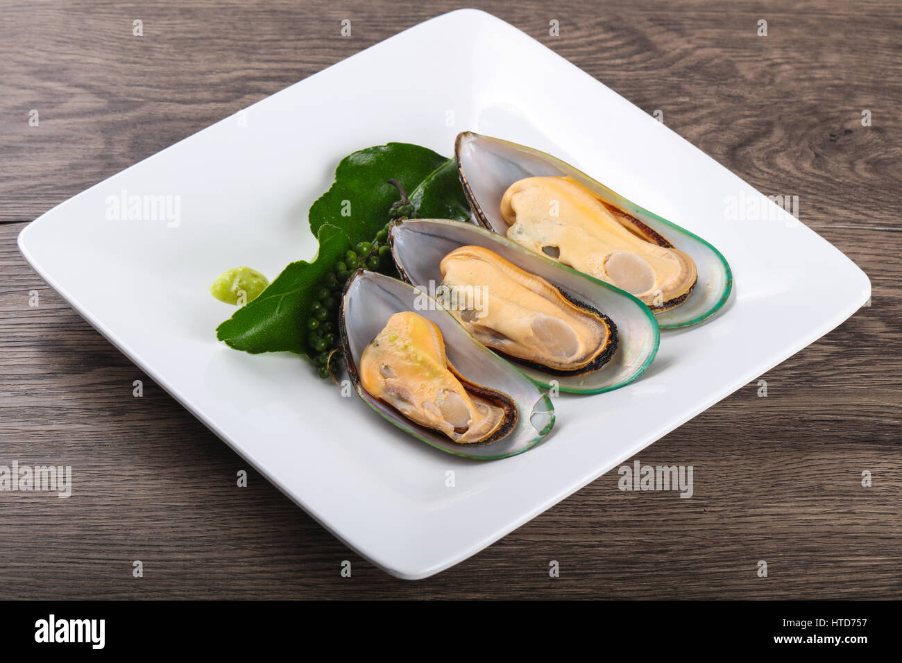 New Zealand Mussels on the plate with garlic Stock Photo - Alamy