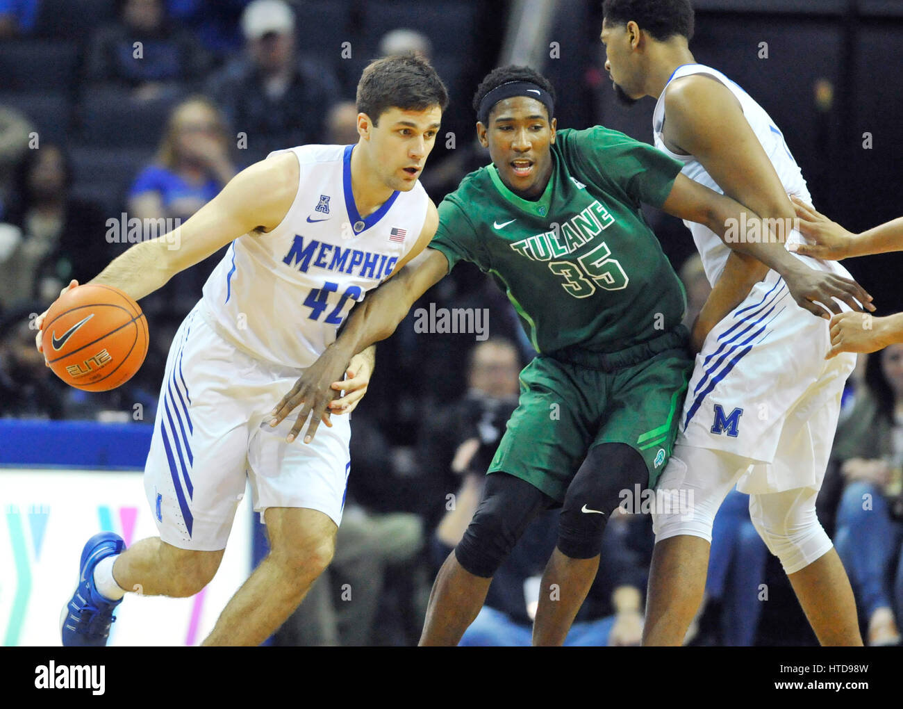 Memphis, TN, USA. 2nd Mar, 2017. Memphis guard Jake McDowell (42) tries ...