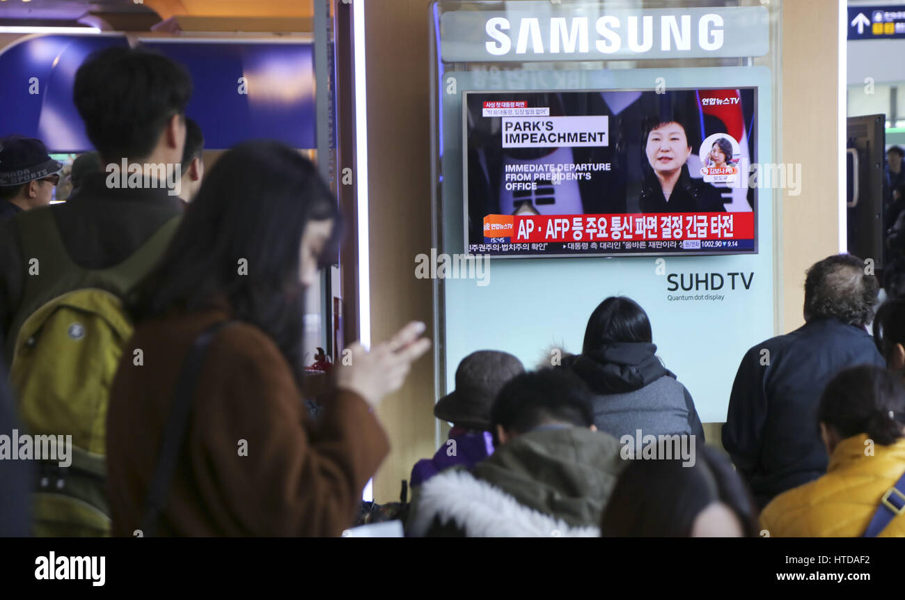 Seoul, South Korea. 10th Mar, 2017. South Korean people watch a live TV ...