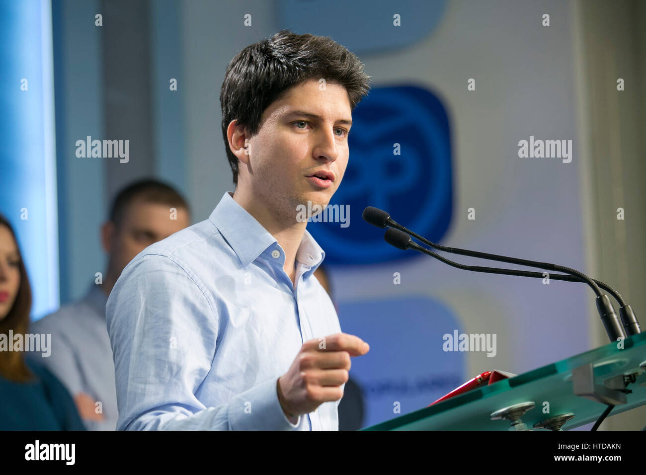 Nuevas generaciones hi-res stock photography and images - Alamy