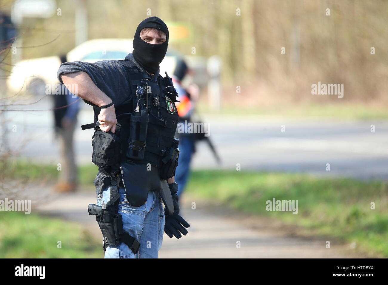 Duesseldorf, Germany. 10th Mar, 2017. Members of German special police ...