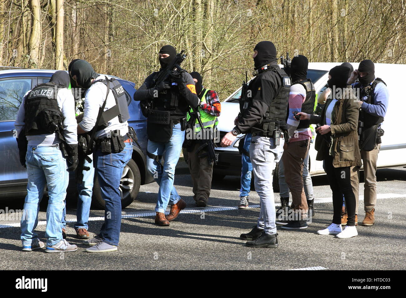 Duesseldorf, Germany. 10th Mar, 2017. Members of German special police ...