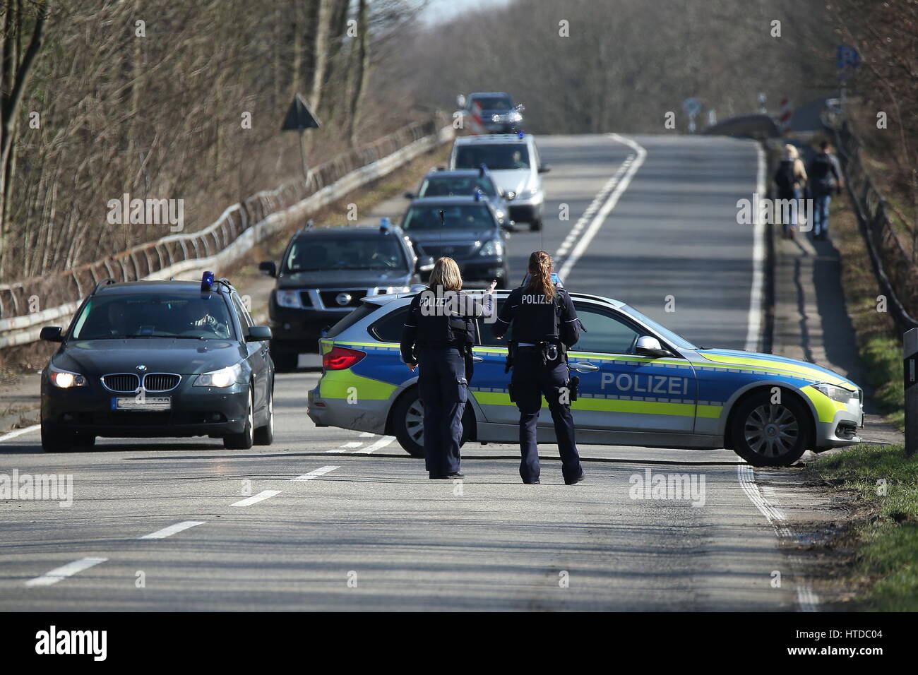 Duesseldorf, Germany. 10th Mar, 2017. Members of the German police ...