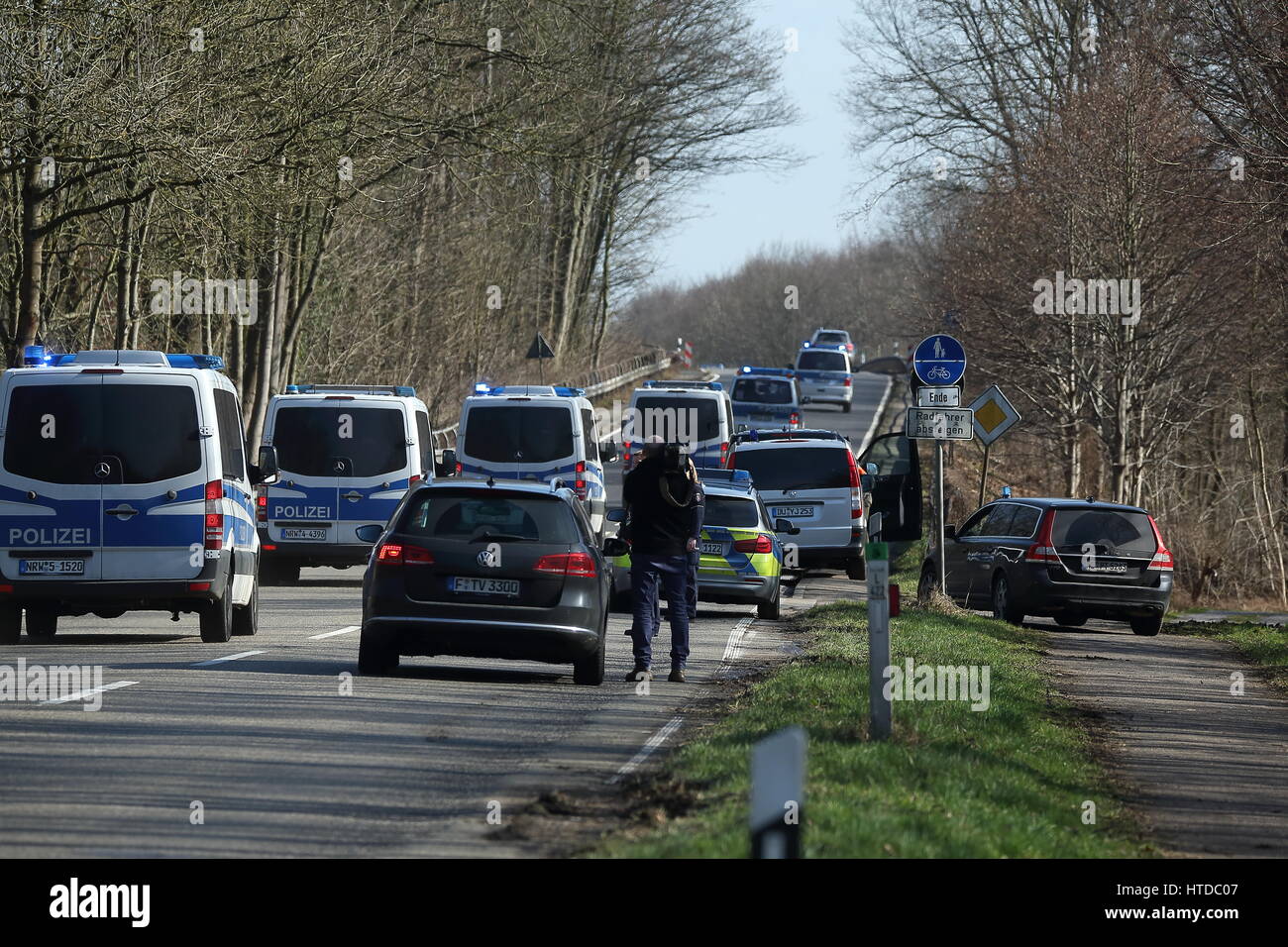 Duesseldorf, Germany. 10th Mar, 2017. Members of the German police ...