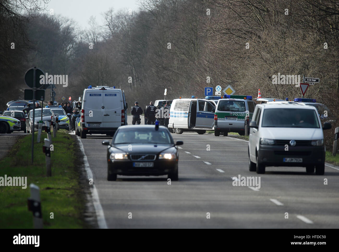 Duesseldorf, Germany. 10th Mar, 2017. Members of the German police have ...