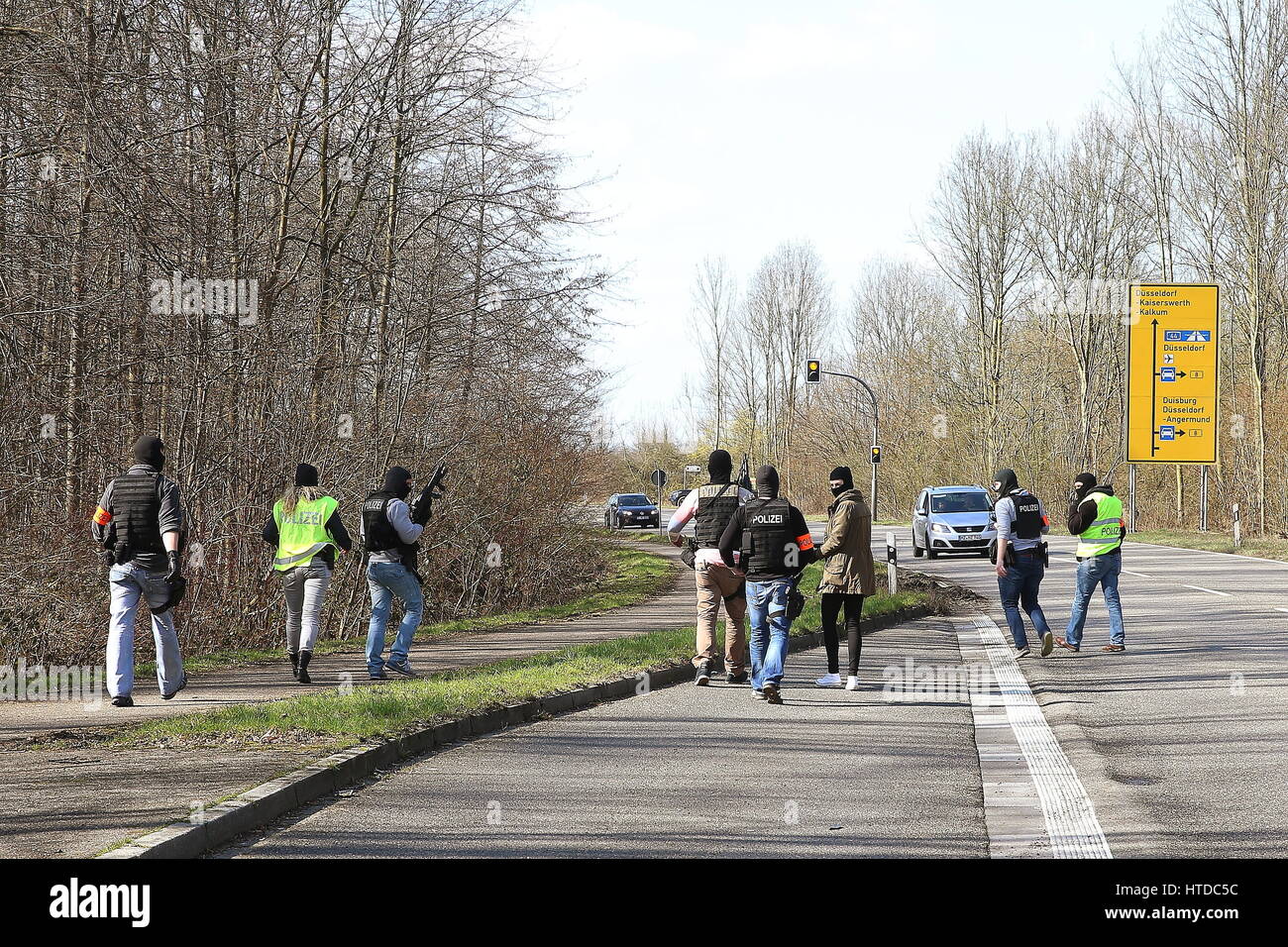 Duesseldorf, Germany. 10th Mar, 2017. Members of the German police ...
