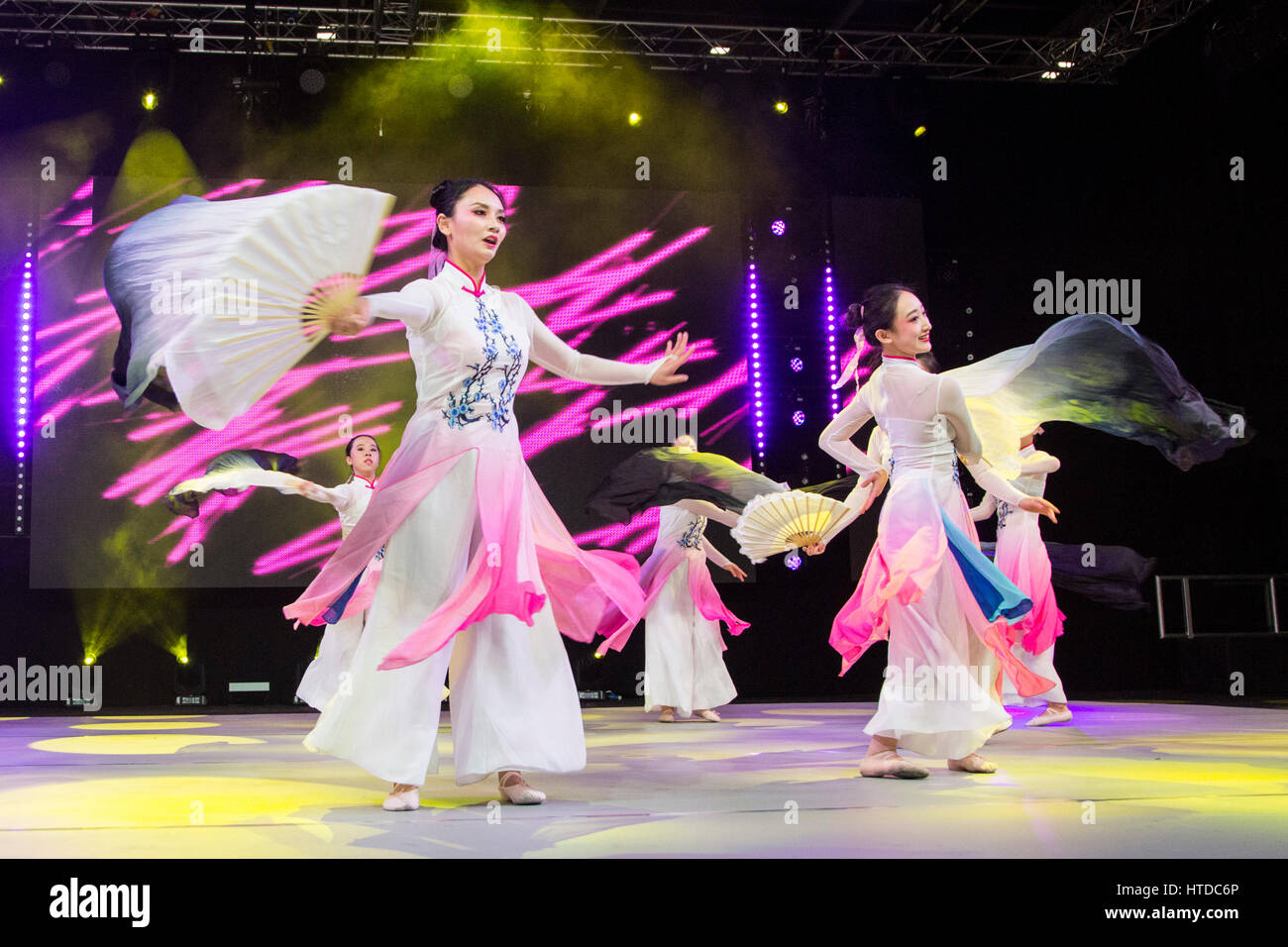 Wanlin dance hi-res stock photography and images - Alamy