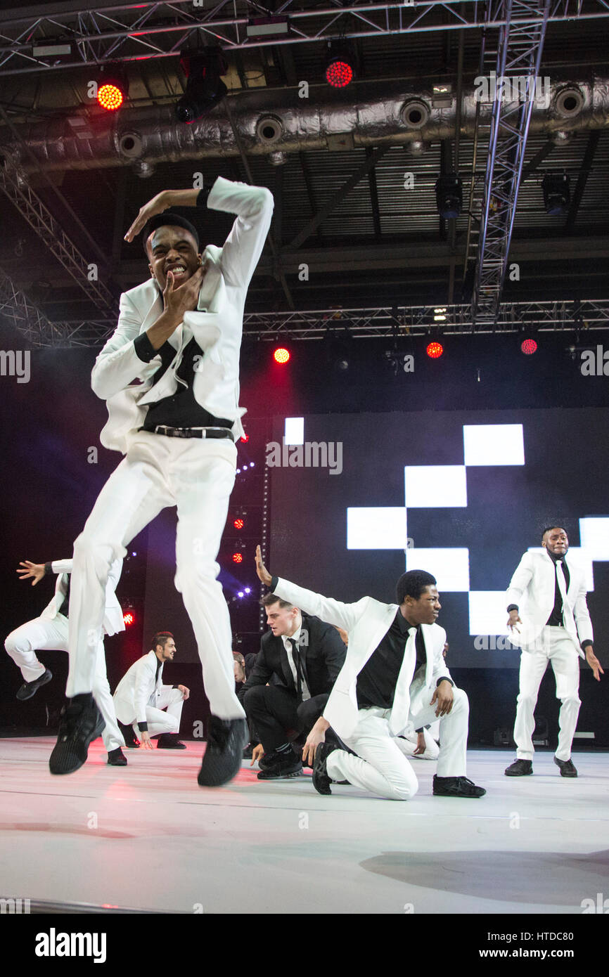 Bird college performance hi-res stock photography and images - Alamy