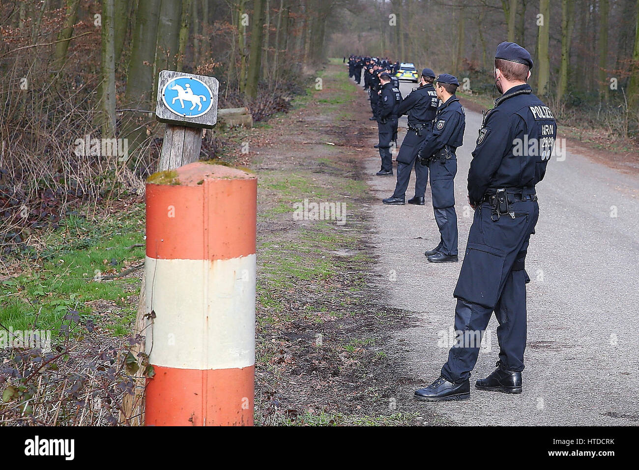 Duesseldorf, Germany. 10th Mar, 2017. Members of the German police ...