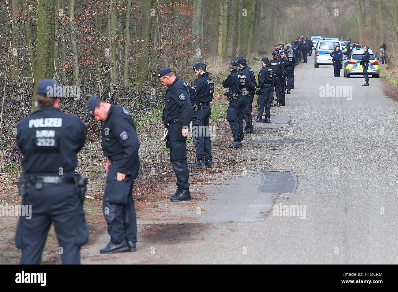Duesseldorf, Germany. 10th Mar, 2017. Members of the German police ...