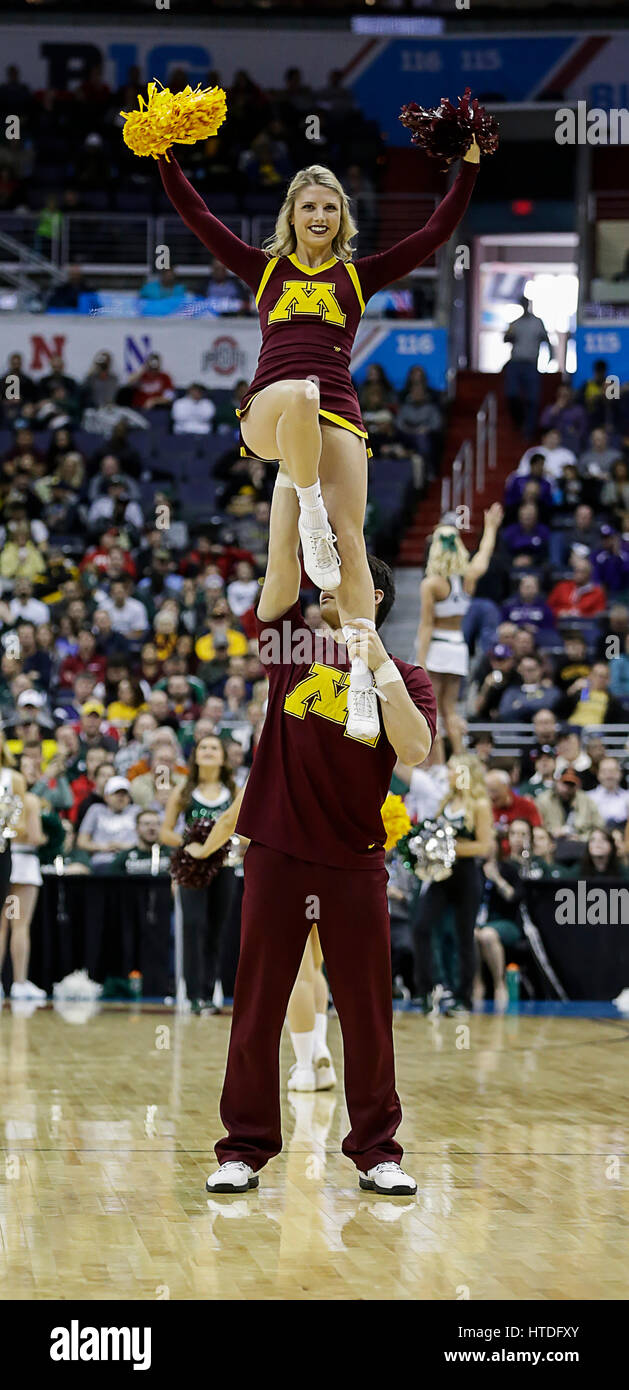Minnesota golden gophers cheerleaders hi-res stock photography and ...