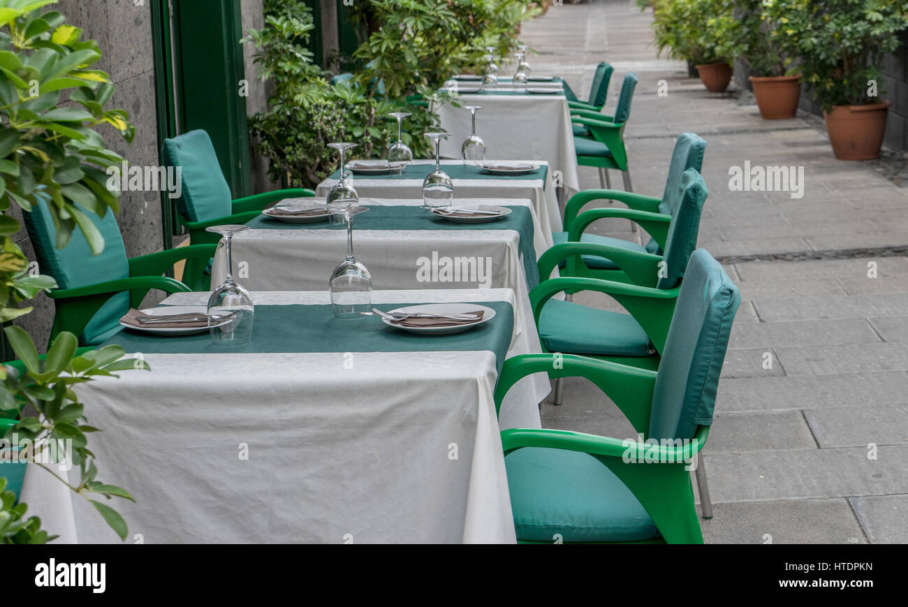 Chairs tables in street hi-res stock photography and images - Alamy