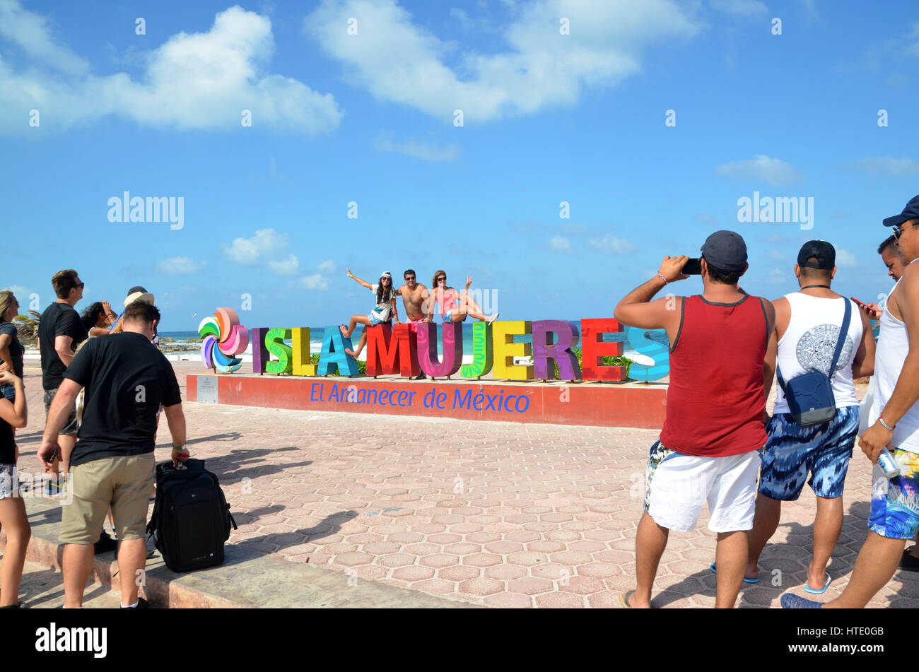 Tourists pose on the sign at Isla Mujeres, Mexico Stock Photo - Alamy