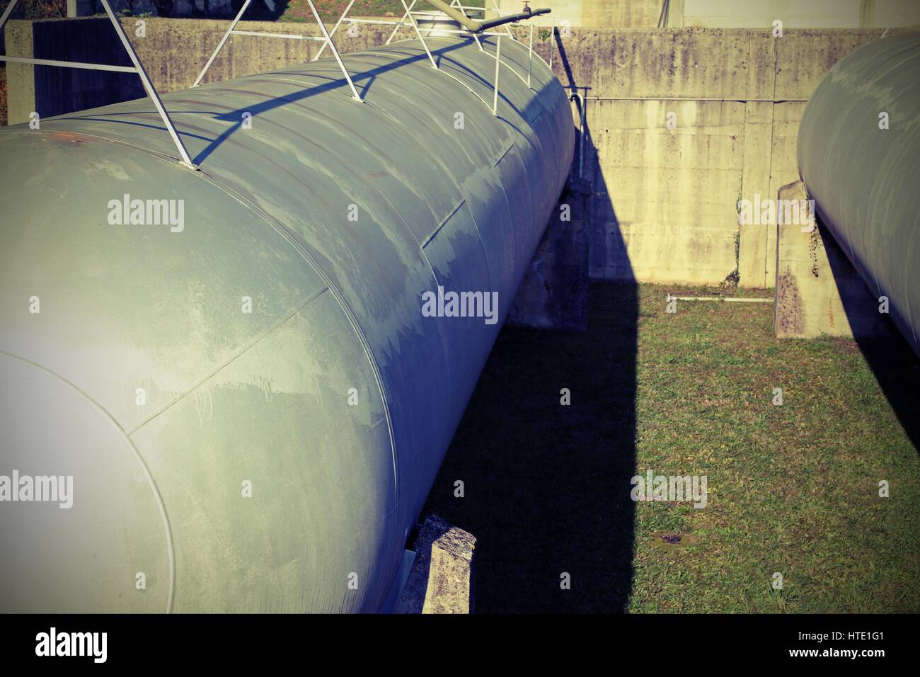Oil refenery storage tank hi-res stock photography and images - Alamy