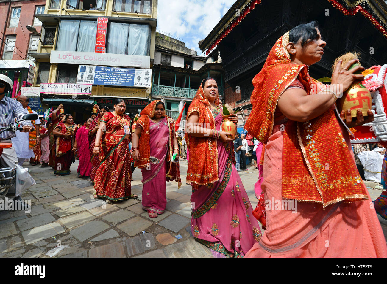 Celebrating crowd hi-res stock photography and images - Alamy