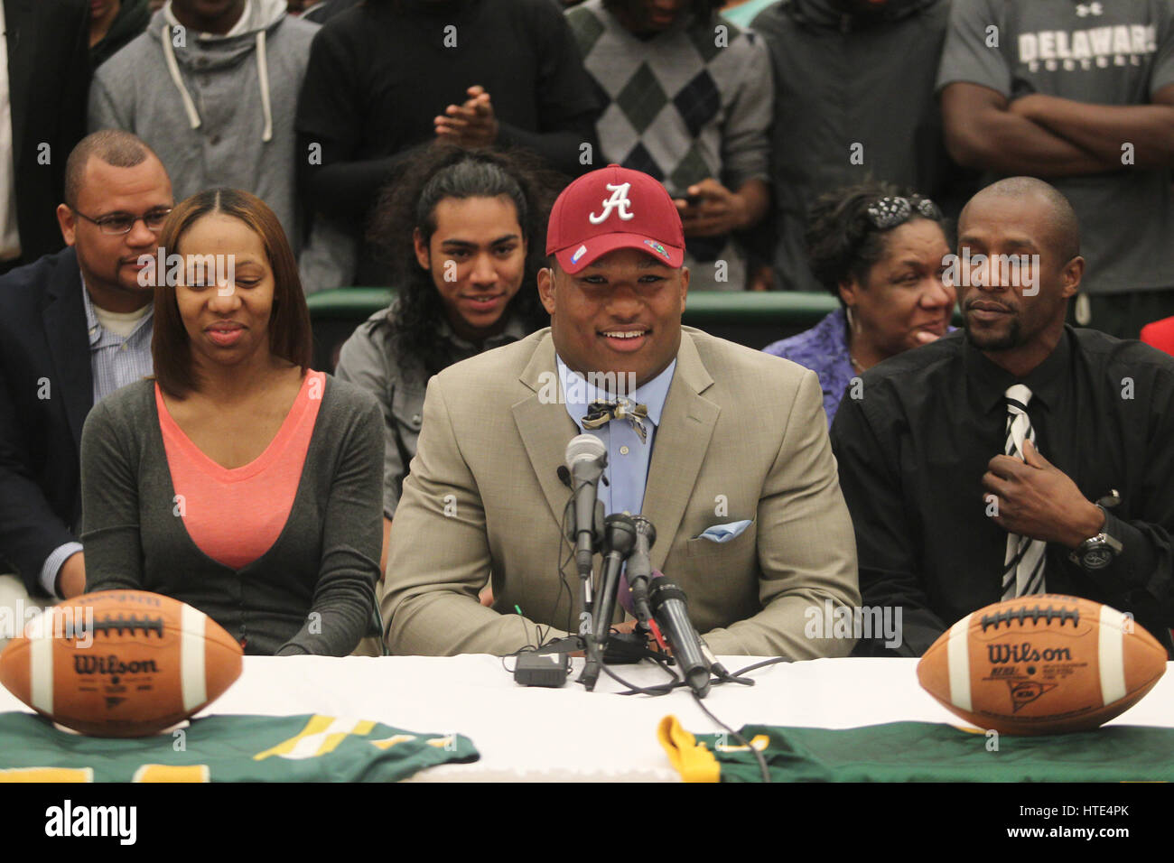 Defensive end football standout hi-res stock photography and images - Alamy